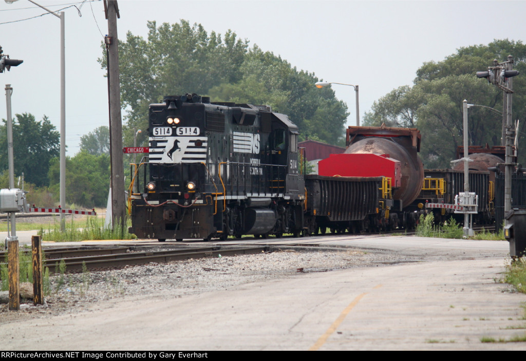 NS 5114 with the returning hot metal bottle car train